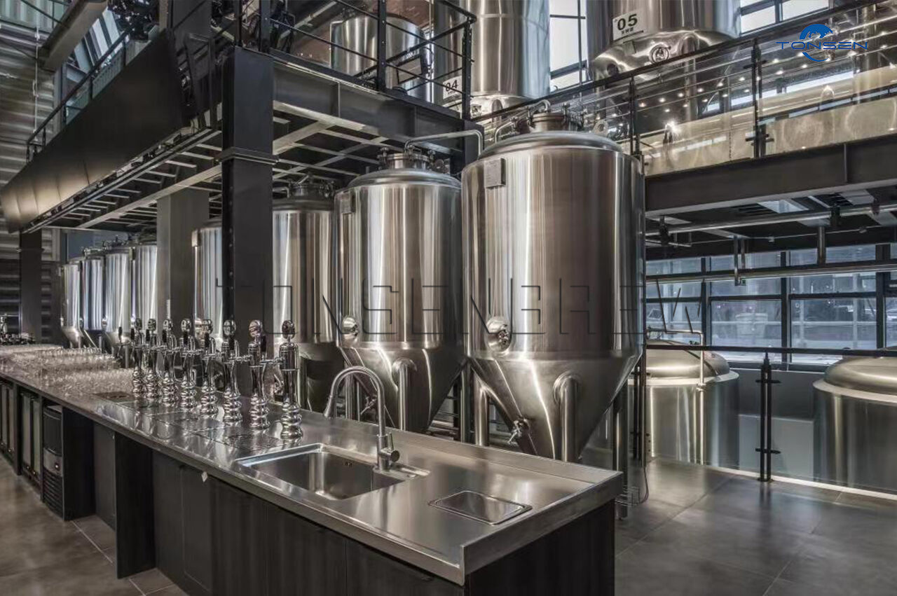Double lines of the 10t fermentation tanks stand at the bar! The craft ...