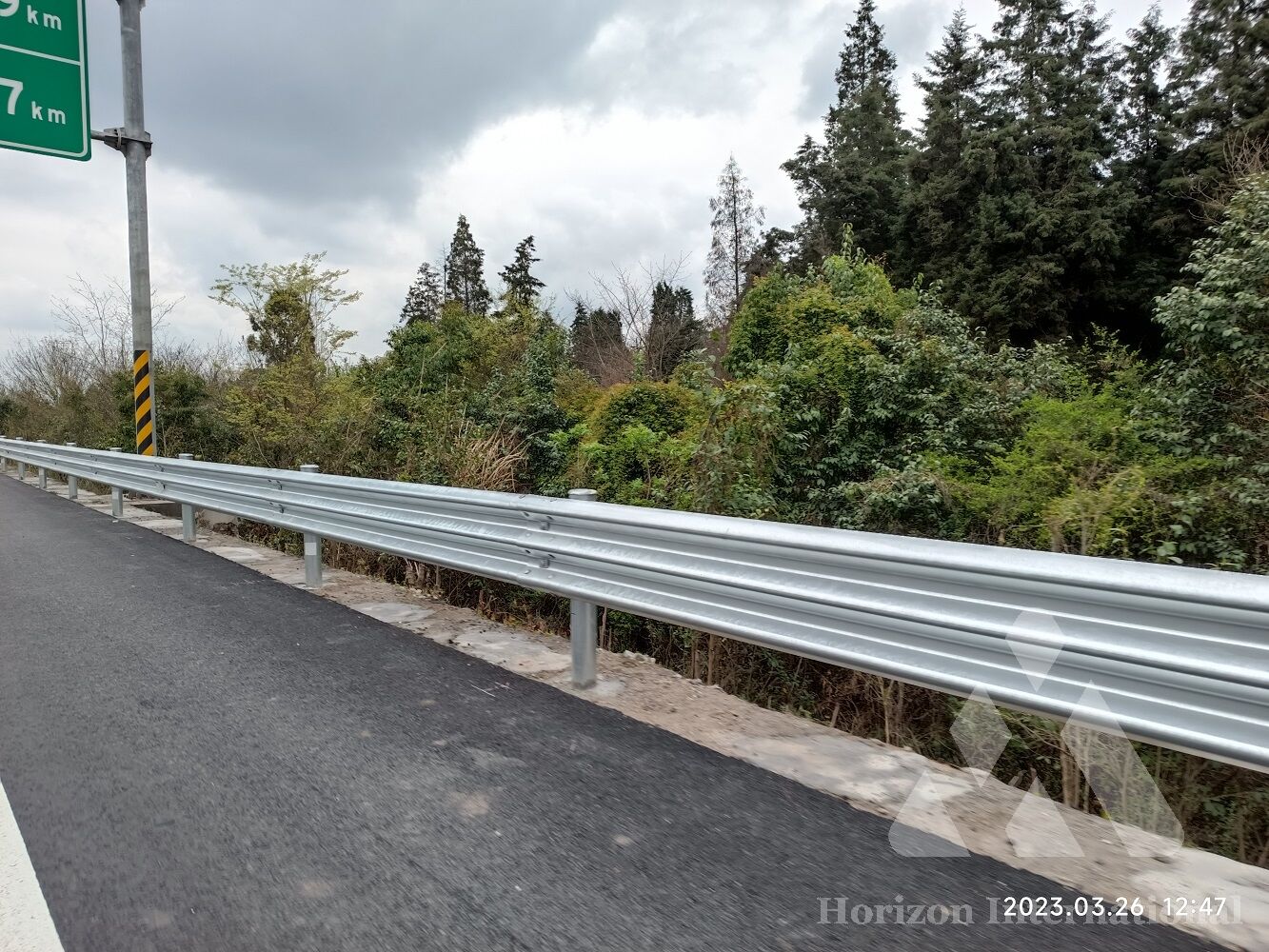 Three waves thrie beam guardrails-Shandong Horizon International Co., Ltd.