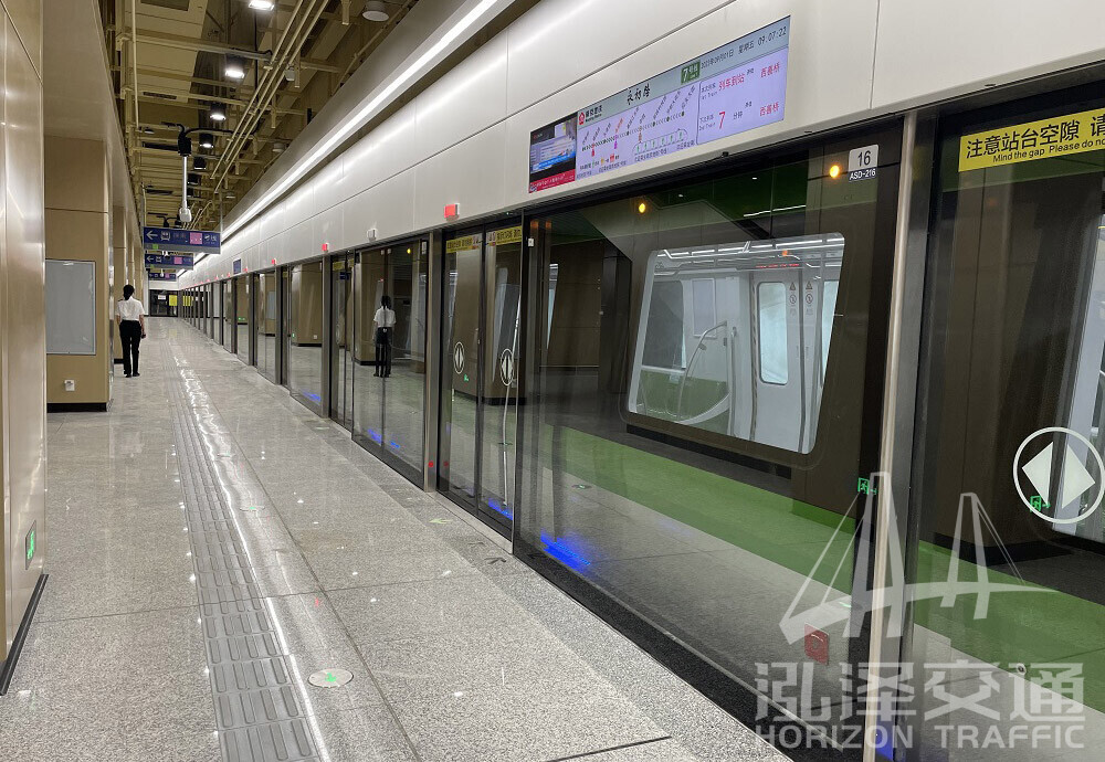 Fully enclosed platform screen door for Metro Subway