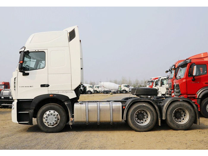 HOWO T7H LNG Tractor Truck — 440HP Sinotruck Utility